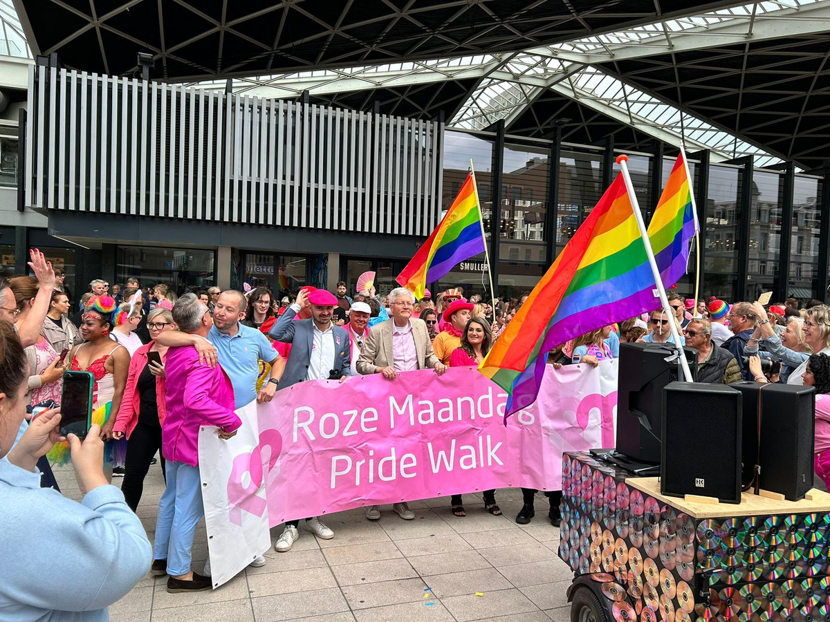 Frans Bauer loopt in Pride Walk met honderden mensen door Tilburg ...