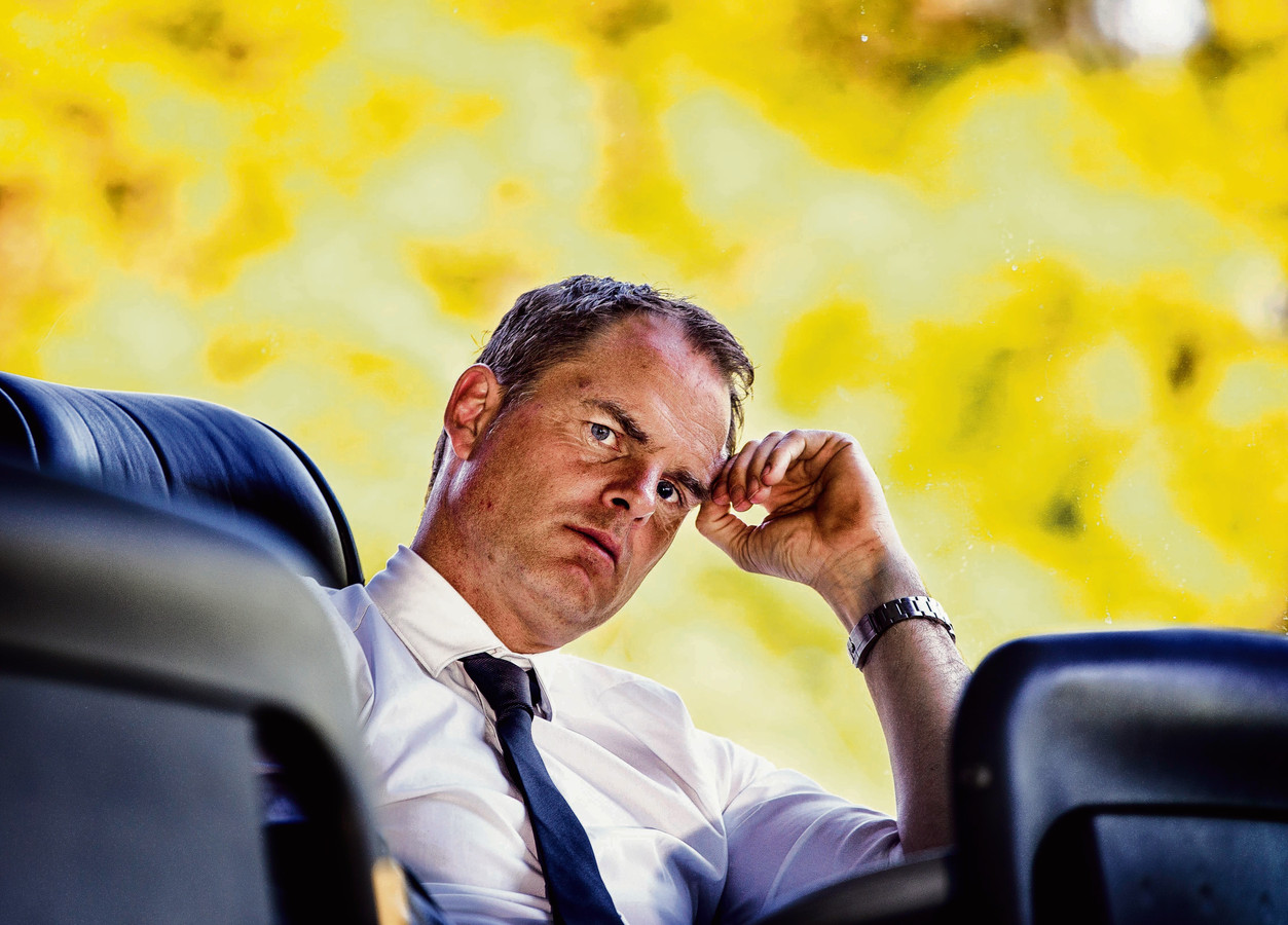 Frank de Boer lijkt zo weggelopen uit een scène van Miami Vice of ...