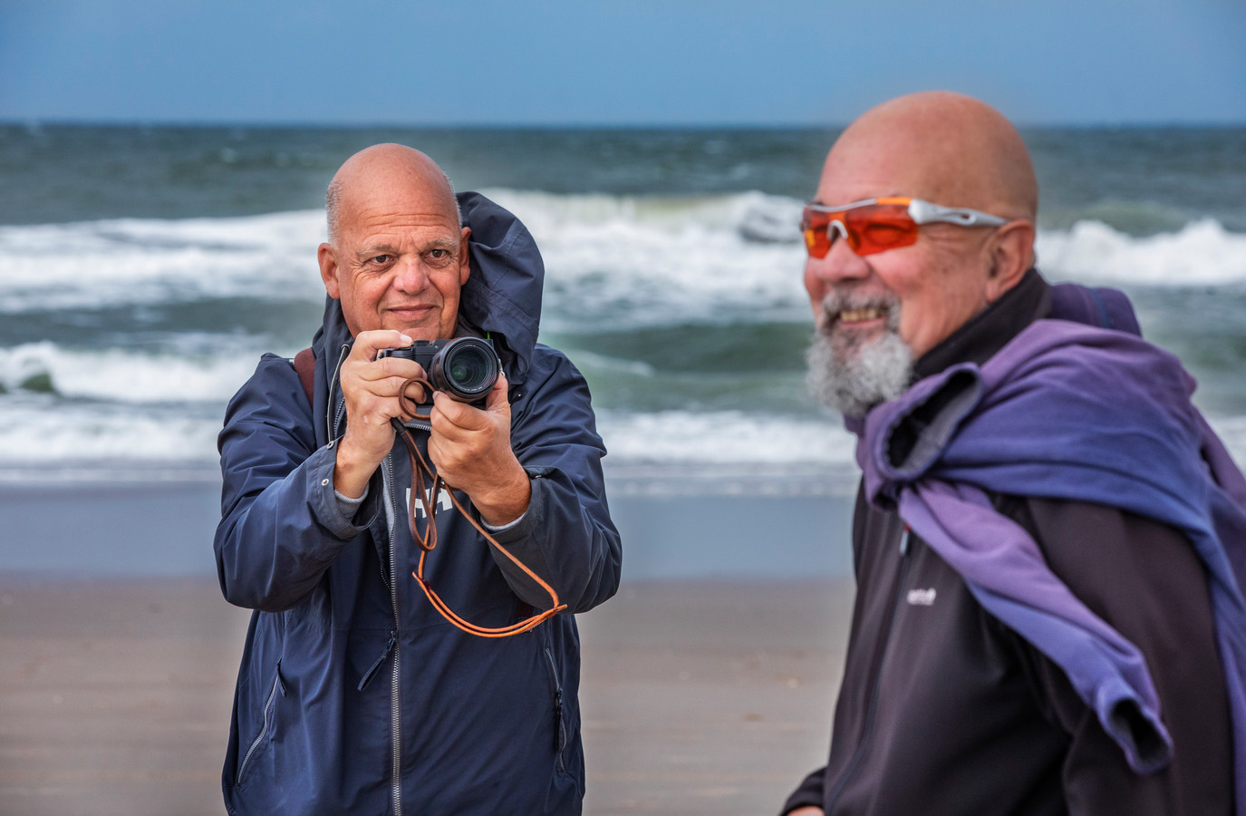 Jaap (65) legt mensen én hun verhalen op strand vast: ‘Kwam erachter ...