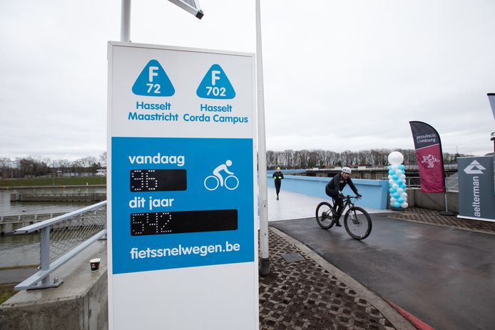 Fietsbrug ‘De Langeman' over Albertkanaal in Godsheide officieel geopend | Hasselt | hln.be