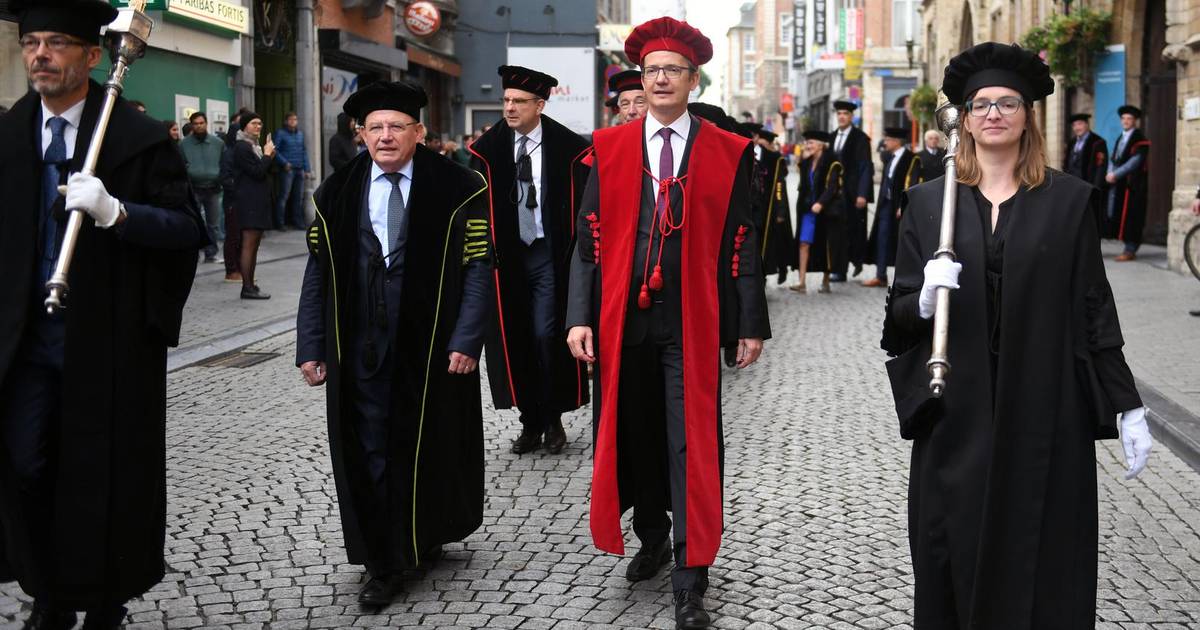 KU Leuven stelt uitreiking eredoctoraten uit: “Voor het eerst sinds de ...