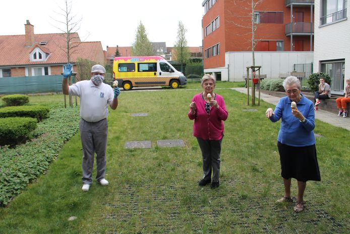 Jo schenkt ijsjes aan inwoners en personeel rusthuis Aksent | Lendelede ...