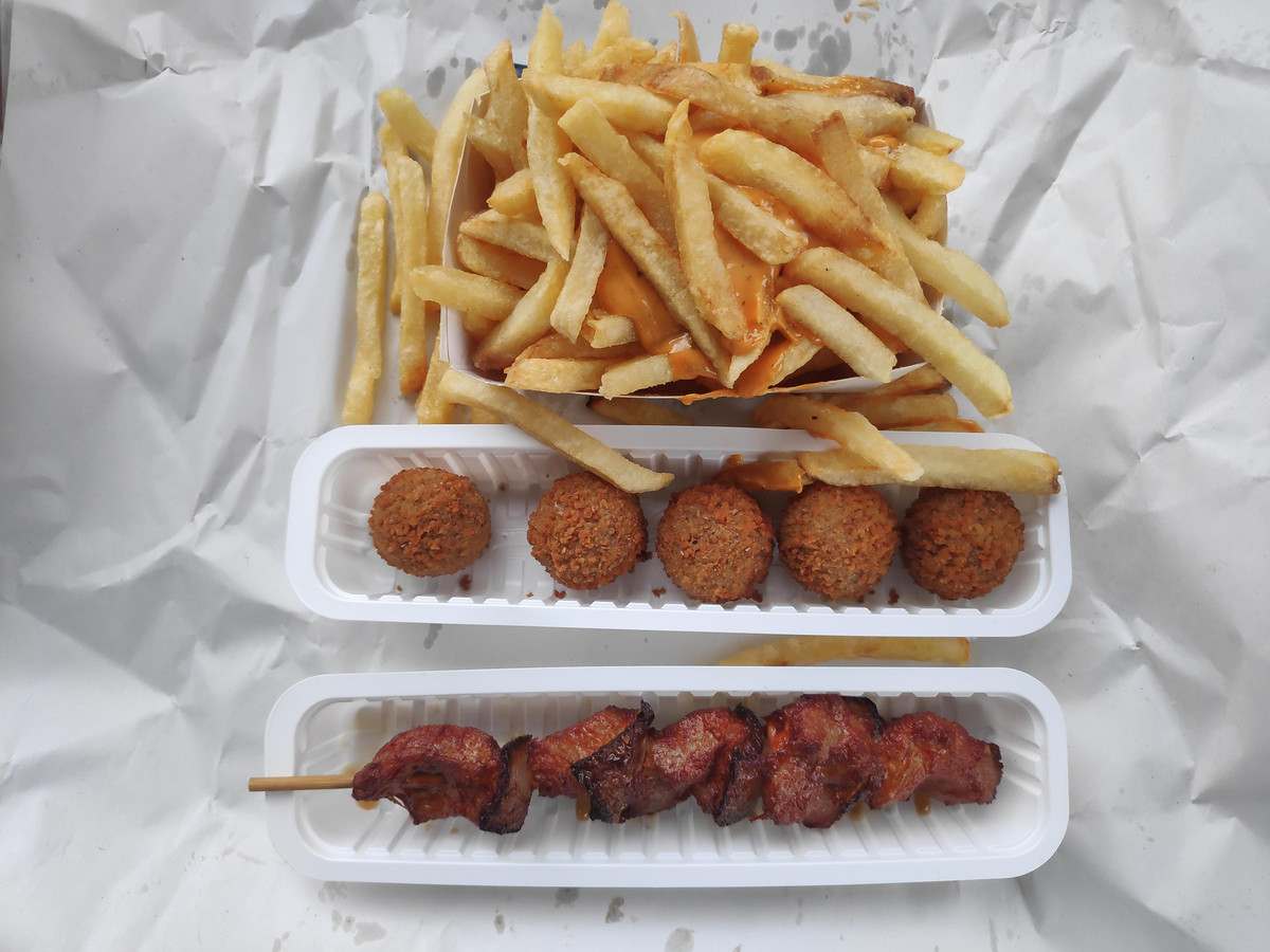 “De stoverijsaus is vermengd met de mayonaise. Het ziet er één groot ...