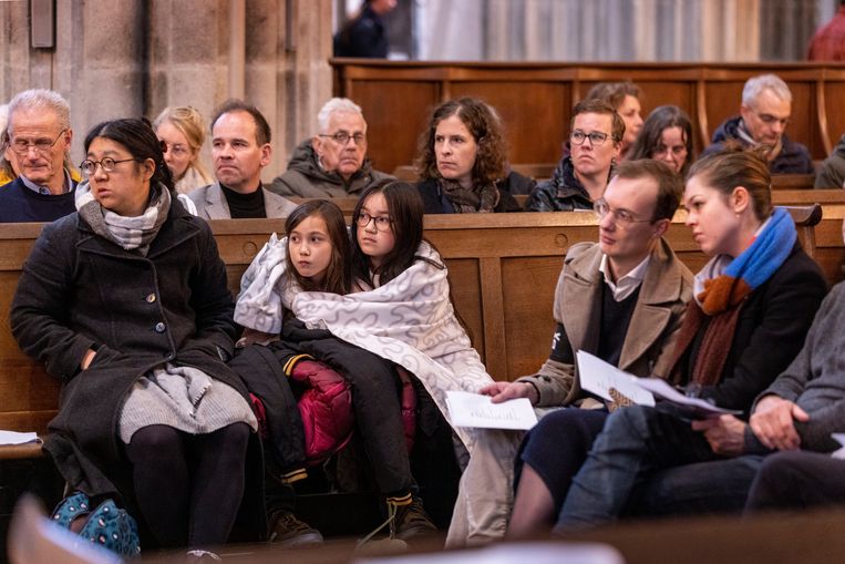 In de Domkerk staan mensen stil bij de slachtoffers van het WK en hun ...