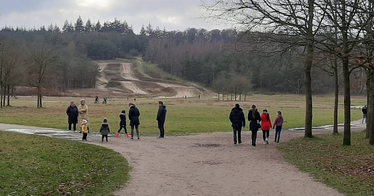 Volle parkeerplaatsen, maar genoeg ruimte in de natuur erachter ...