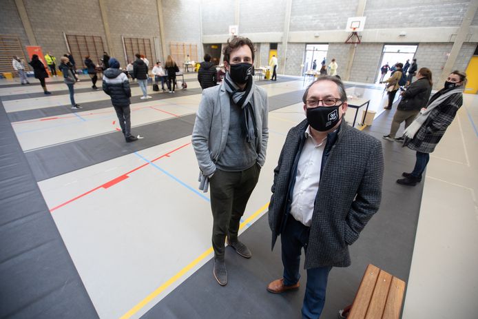 Leerlingen Level X 3 Hasselt ondergaan massaal coronatest | Hasselt ...