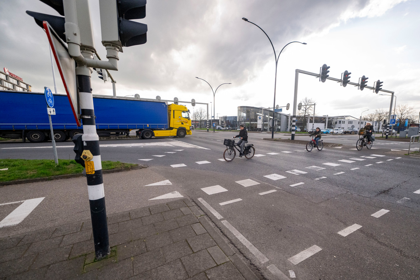 Dagelijks in de file op de A35 bij afrit Almelo, nieuwe tunnel moet daar een einde aan maken ...