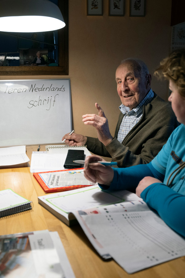Oekraïners uit de supermarkt en de Intratuin, ze leren Nederlands van ...