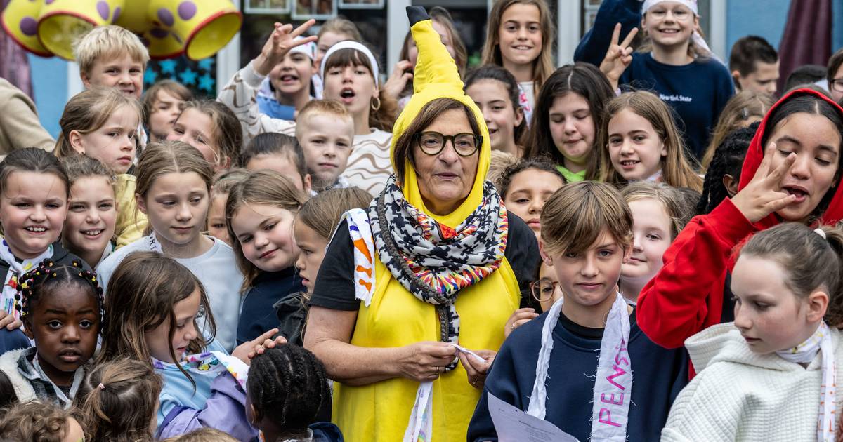 Leerlingen wuiven juf Myriam uit bij welverdiend pensioen: “Zoals haar ...