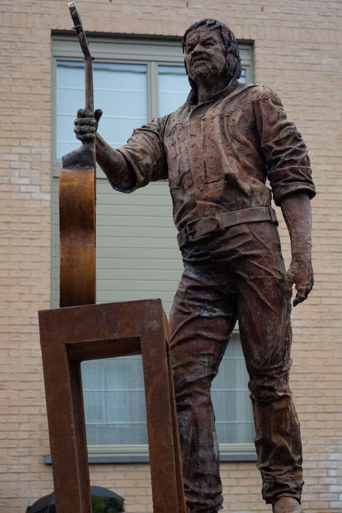 Zjef Vanuytsel met levensgroot bronzen beeld vereeuwigd in Meerhout ...