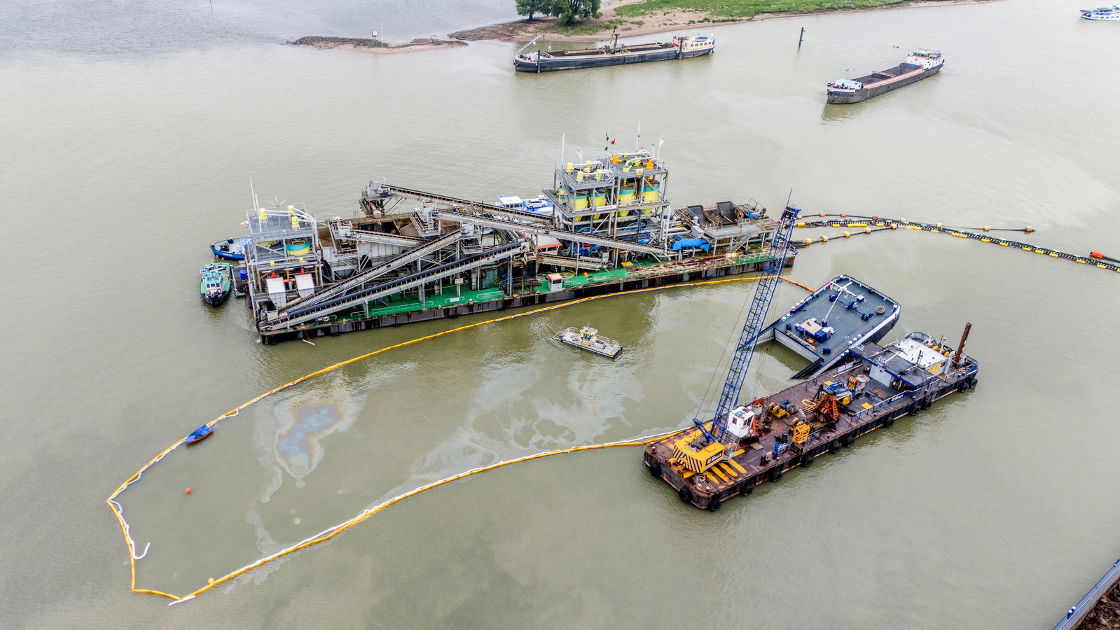 Zo ziet het geknakte schip in Deest er onder water uit: ‘Geeft ons een ...