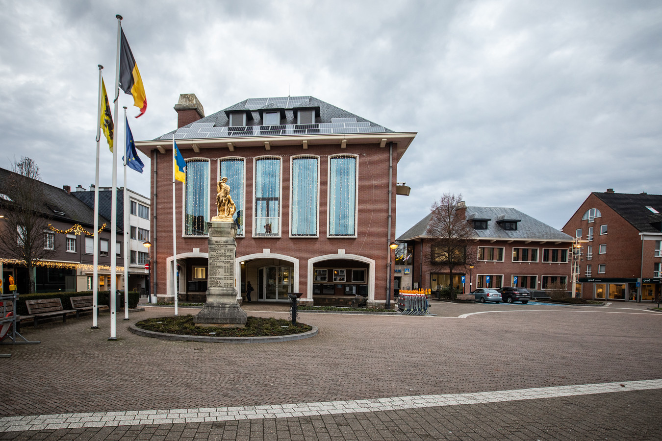 En toen bleken ‘fusiewebsites’ Hammerlo en Ham-Tessenderlo al opgekocht ...