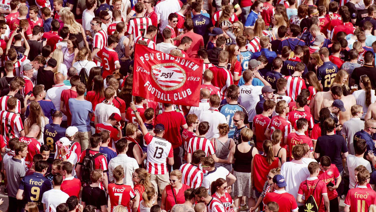 Huldiging PSV in Eindhoven trekt zo'n 100 duizend bezoekers | De Volkskrant