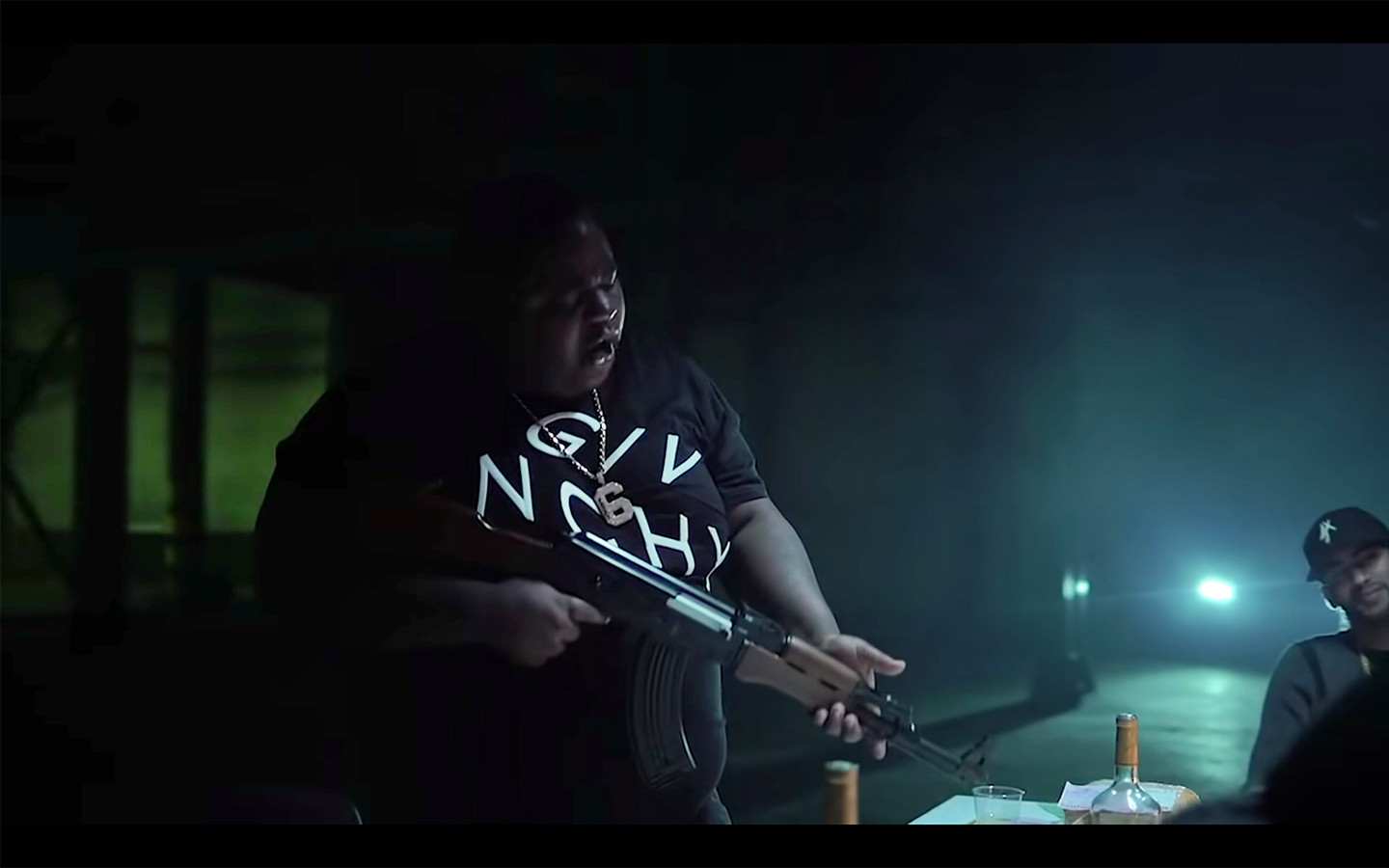 Straatkoning Joey AK houdt Amsterdamse wijk in zijn greep, zelfs met ...