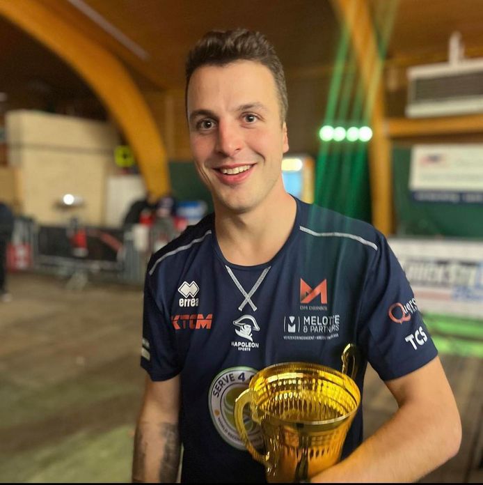 Stef (29) tenniste 31 uur aan een stuk en zamelde zo 12.000 euro in ...