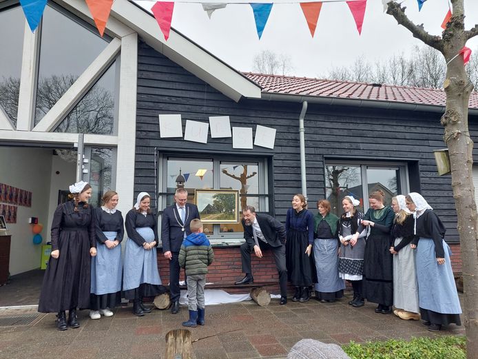 Scholieren vieren in klederdracht dat schilderij van Jan van Vuuren na ...