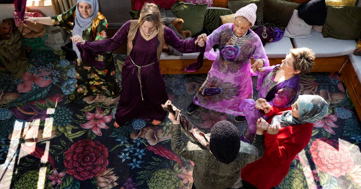 Samen dansen op vrolijke bruiloftsmuziek die lang niet mocht maar nu ...