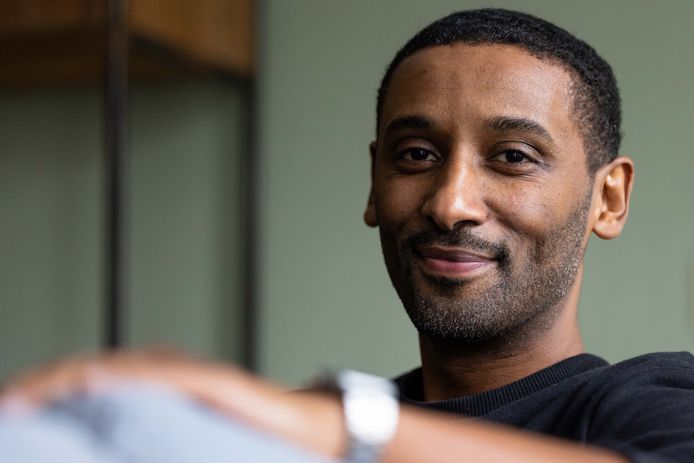 Stand-up comedian Fuad Hassen speelt in zijn eigen Den Bosch | Cultuur ...