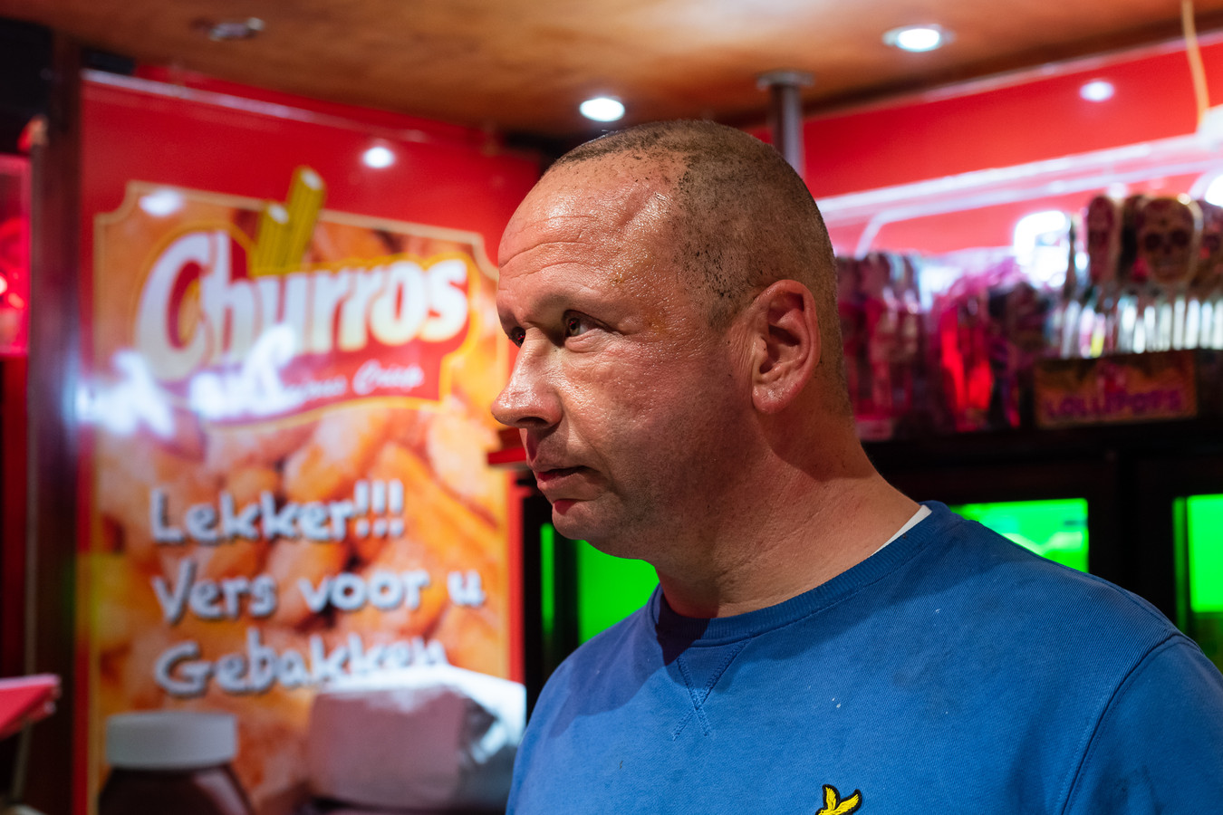 Ondanks de brandwonden gaat de verkoop van oliebollen gewoon door ...