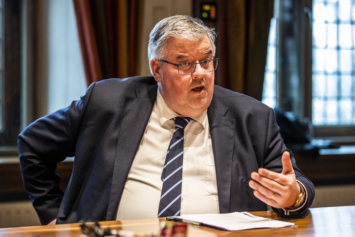 Hubert Bruls is eruit: hij wil nog eens zes jaar langer burgemeester ...