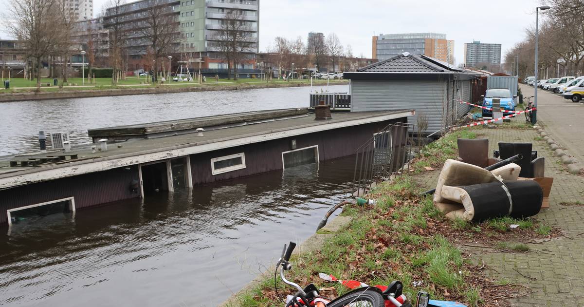 Woonboot zakt langzaam het water in, brandweer kan wrak niet meer ...