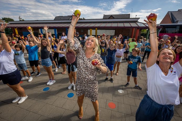 IN BEELD. Europees parlementslid Hilde Vautmans ijvert voor fruit op school met appelactie ...