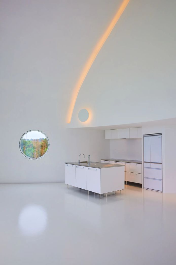 Wit, witter, witst: dit huis met een merkwaardige vorm heeft nergens ...