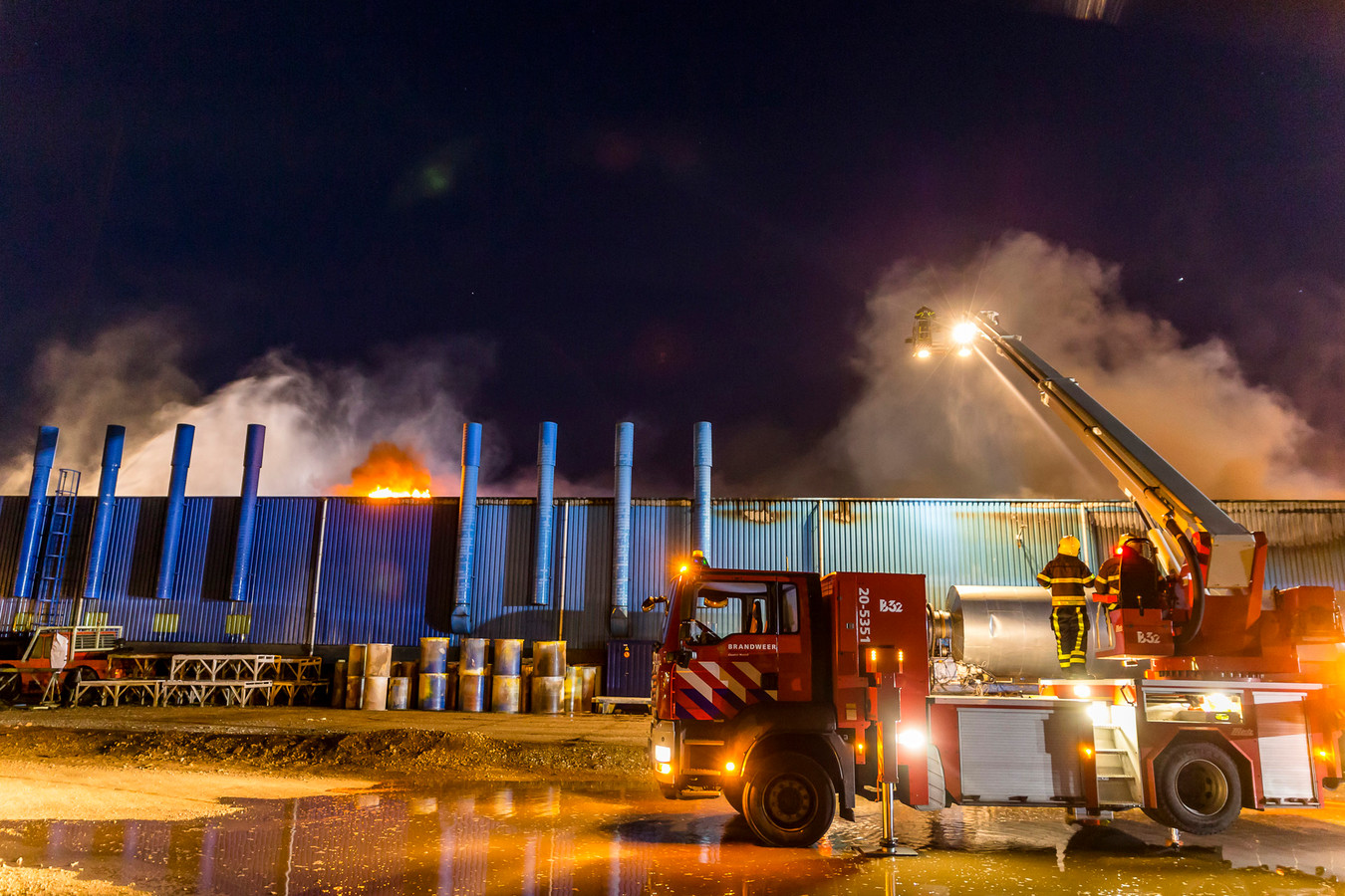 Sein brand meester gegeven voor zeer grote brand Moerdijk, brandweer nog uren bezig met ...