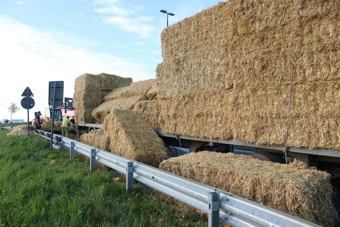 Landbouwer verliest balen stro: rijbaan anderhalf uur afgesloten | Sint ...