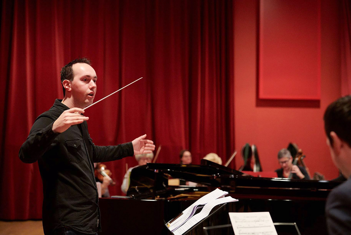 Rasmuzikant Bart van Gorp: ‘Een geluid dat past bij oorlog? Paint it Black’ | Foto | AD.nl