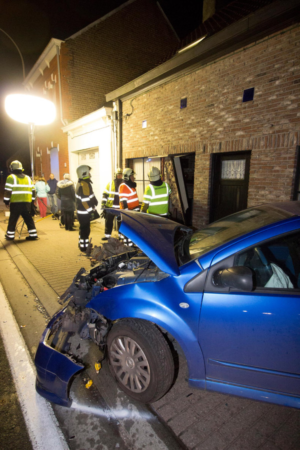 Auto gaat uit de bocht en ramt woning | Foto | hln.be