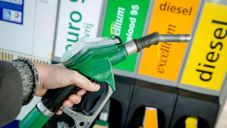Nieuwe benzinelabels aan de pomp | Het Parool