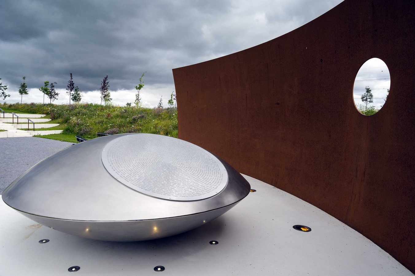 Ramp Met Mh17 Herdacht Bij Het Nationaal Monument In Vijfhuizen Foto