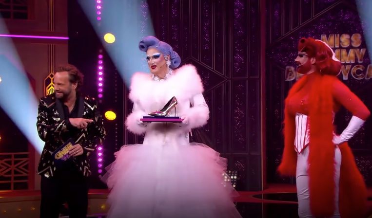 De knipoog van Peter R. de Vries: een ode aan de zelfspot van de ...