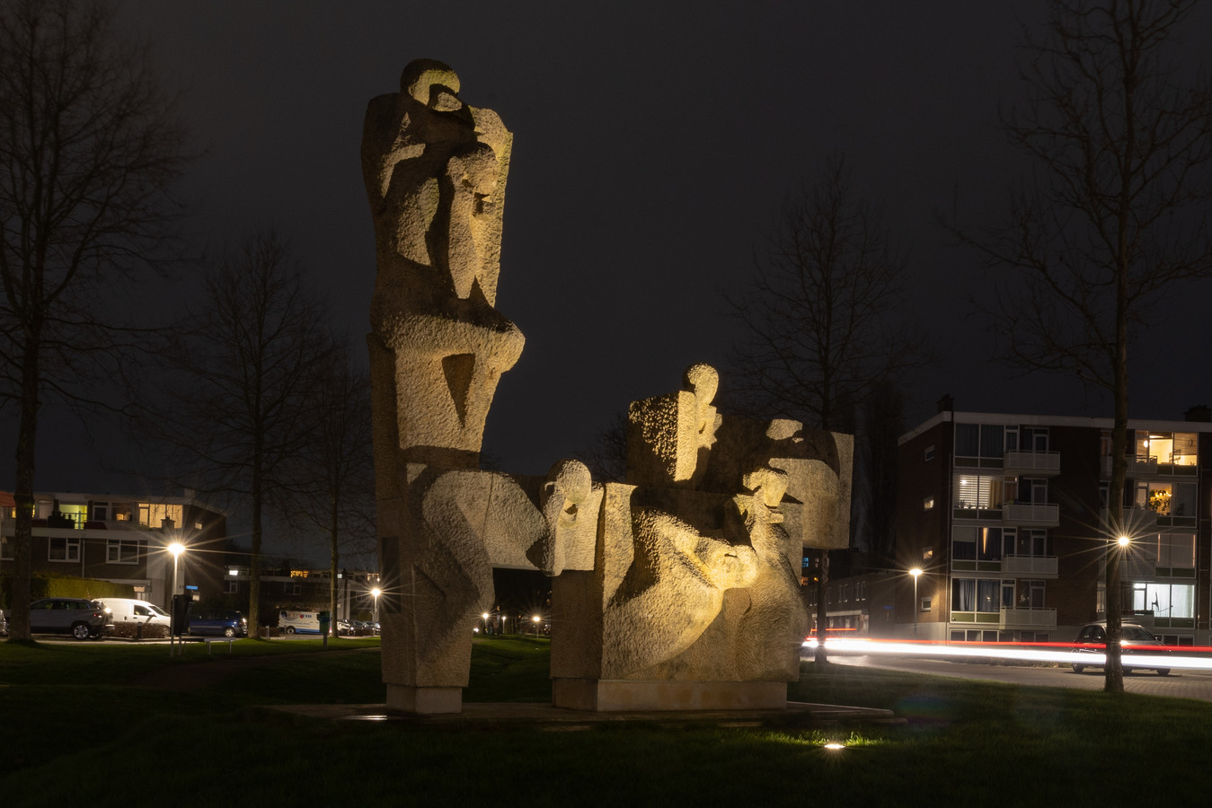 Als het in Hengelo donker wordt, gaan de schijnwerpers aan en wordt het ...