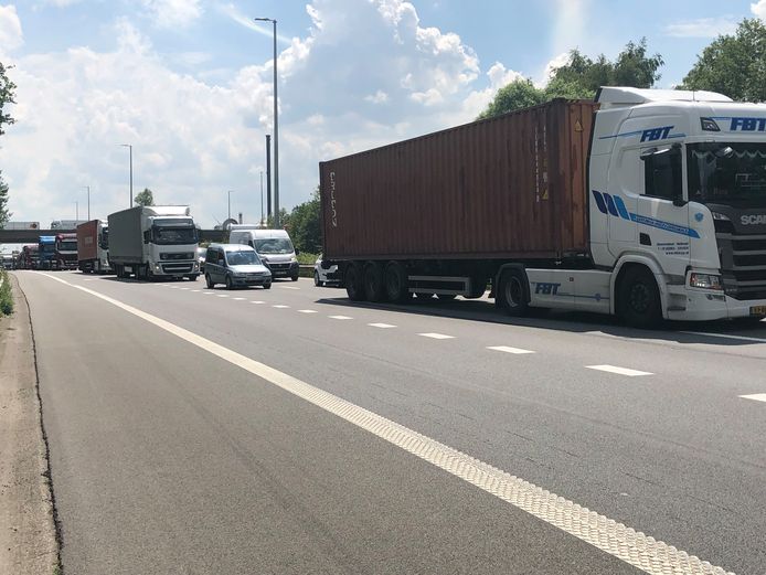 Hinder door defect voertuig op invoegstrook oprit 14 (Stabroek-Hoevenen ...