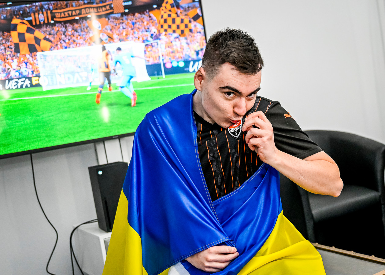 Sjachtar-supporter Maksym (23) zit in de Kuip om niet aan de oorlog te ... Sjachtar-supporter Maksym (23) zit in de Kuip om niet aan de oorlog te ...