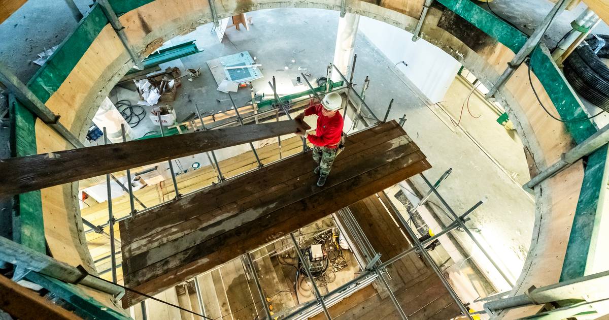 Nieuwe bibliotheek Leidsche Rijn: krantje lezen met koffie to go ...