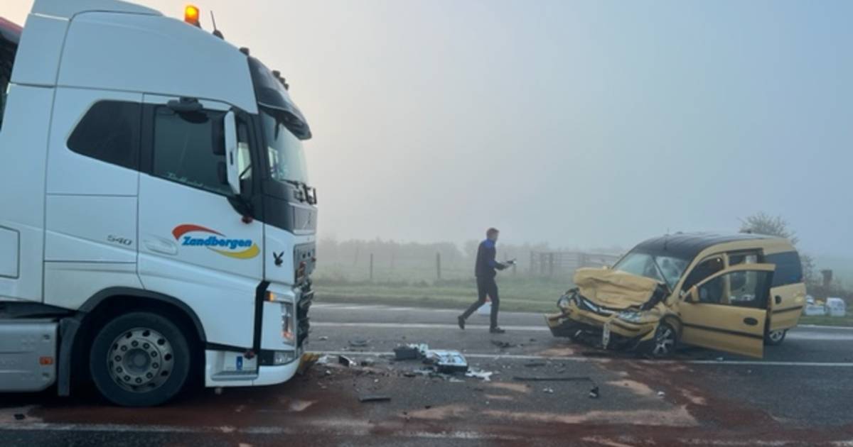 Frontale botsing tussen auto en vrachtwagen: 56-jarige vrouw overlijdt aan haar verwondingen ...