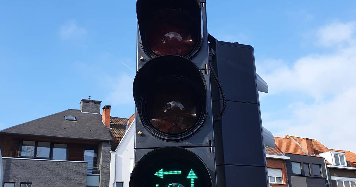 Kruispunt Gentstraat-Ringlaan krijgt ‘vierkant groen’ verkeerslicht | Ingelmunster | hln.be