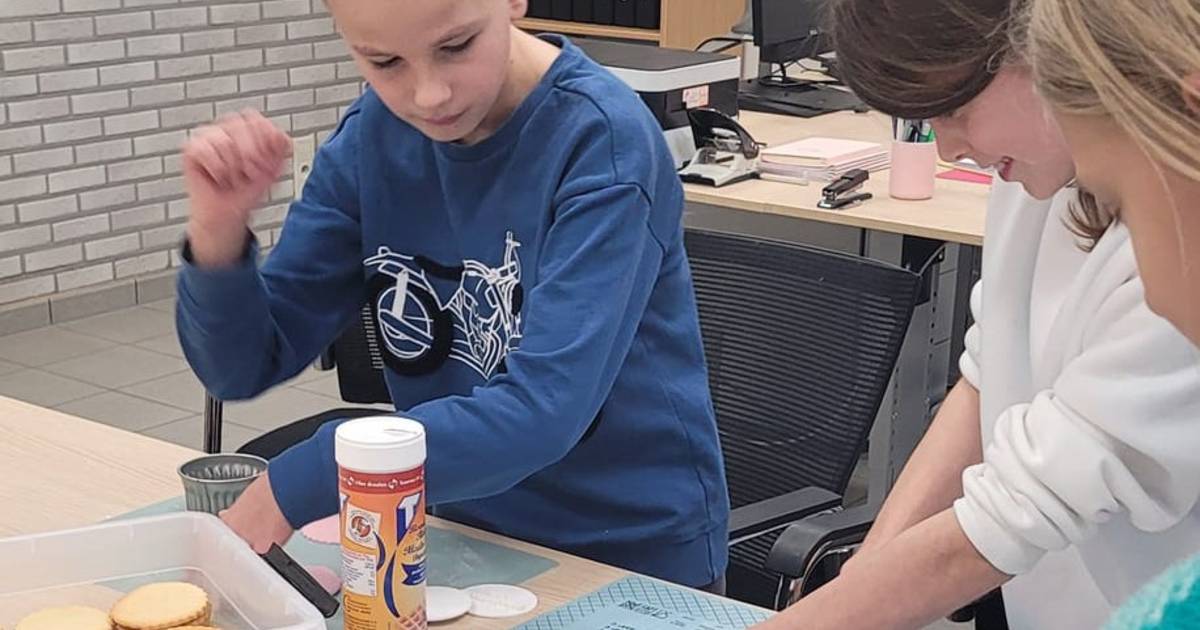 Leerlingen en leerkrachten De Boomgaard bakken koekjes ten voordele van ...