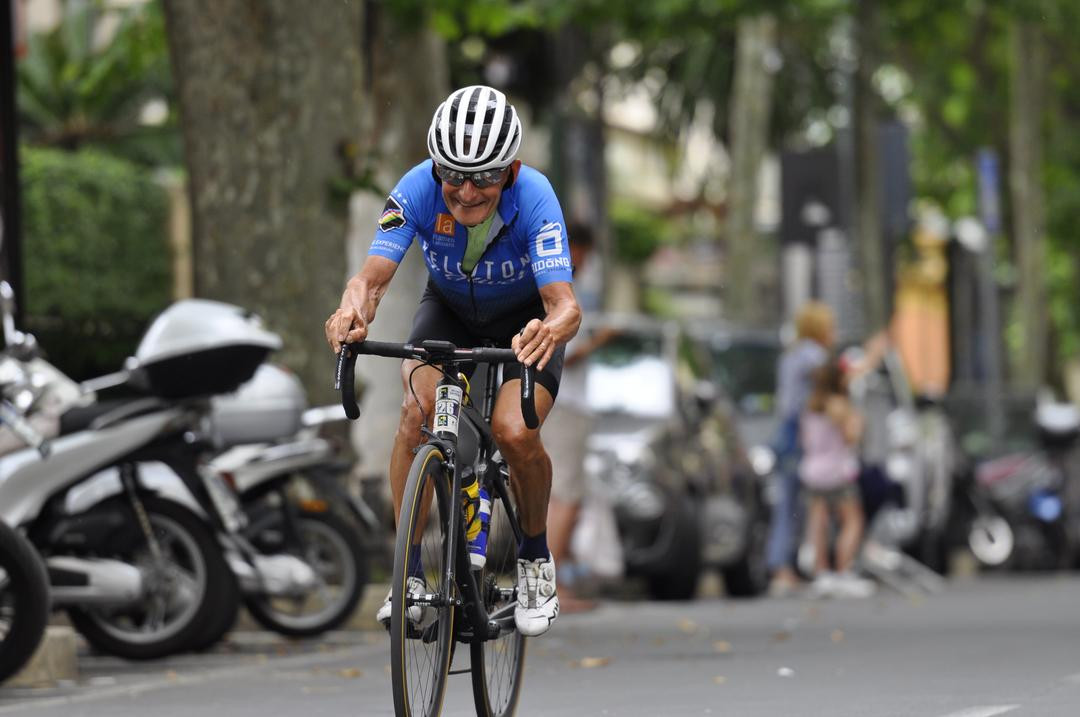 Eric (70) klopt Johan Museeuw in Milaan-San Remo | Foto | hln.be