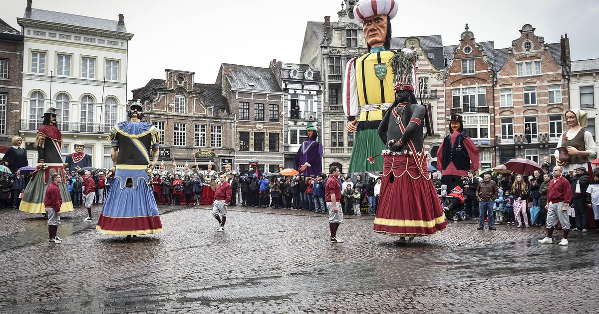 Reuzen dansen op Grote Markt | Dendermonde | hln.be