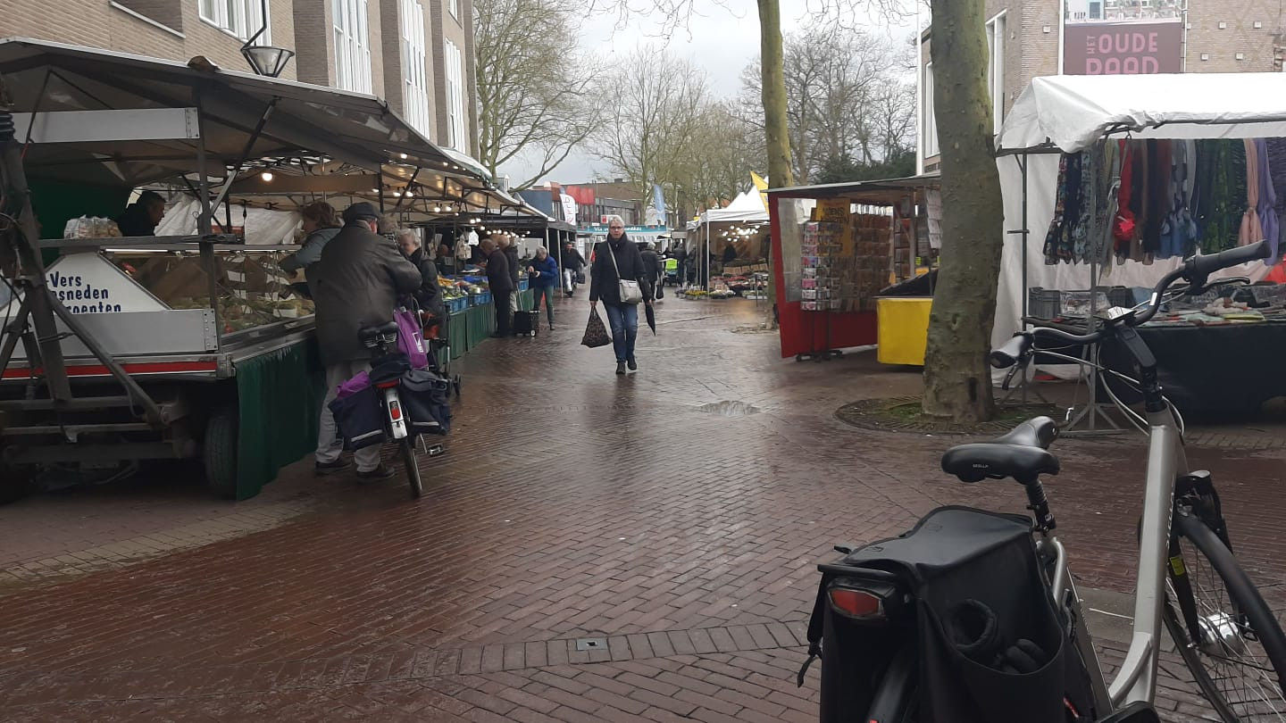 Marktbezoek Zevenaar, Henk (77) is extra voorzichtig | Foto ...