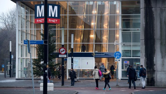 Metro 53 blijft rijden tussen Gaasperplas en Centraal Station ...