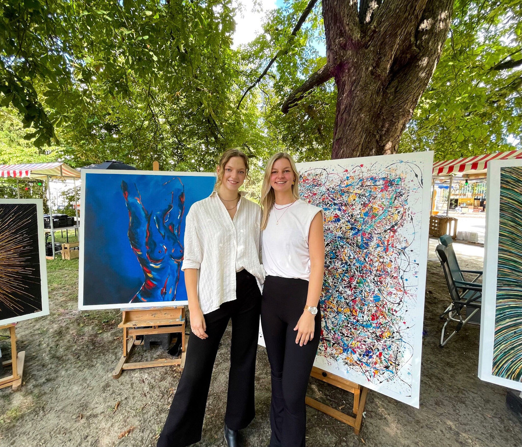 Toeristen merken de schilderijen van Arina en Amber op: 'Sommigen ...