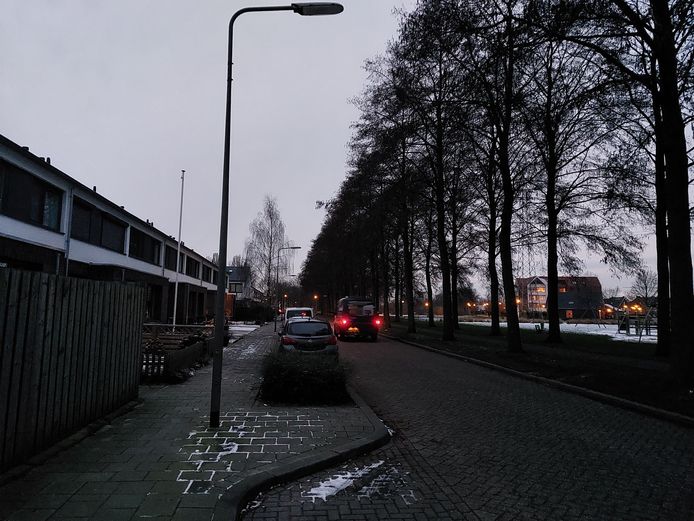 Donkere straten door heftige regenval, kabels van lantaarnpalen liggen ...