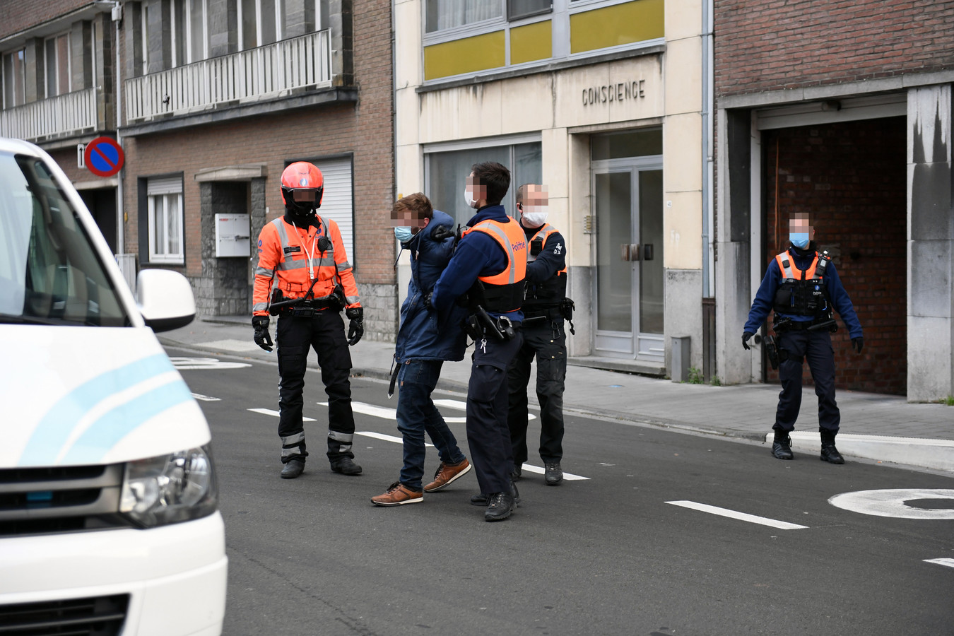 Politie pakt twintiger op die gebouw van familie Appeltans binnendringt ... Politie pakt twintiger op die gebouw van familie Appeltans binnendringt ...
