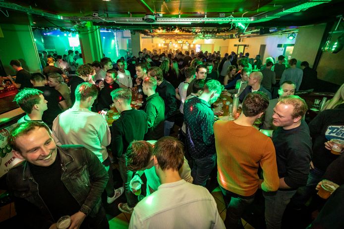 Volle kroegen en lange rijen: drukke Kerstmiddag in Oldenzaal ...