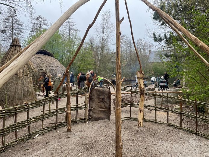 Archeon heeft nieuwe ‘attractie’: hut uit de steentijd | Alphen aan den ...